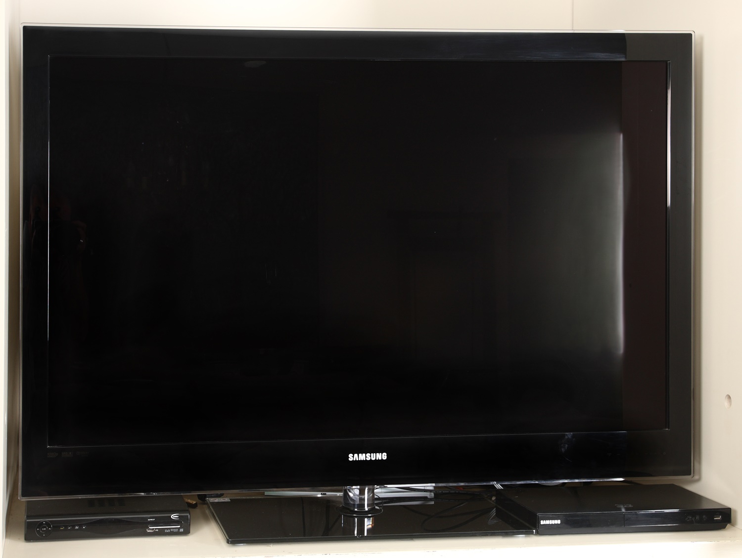 Lot 165 - 52" Samsung Full HD LCD TV with DSTV Decoder
