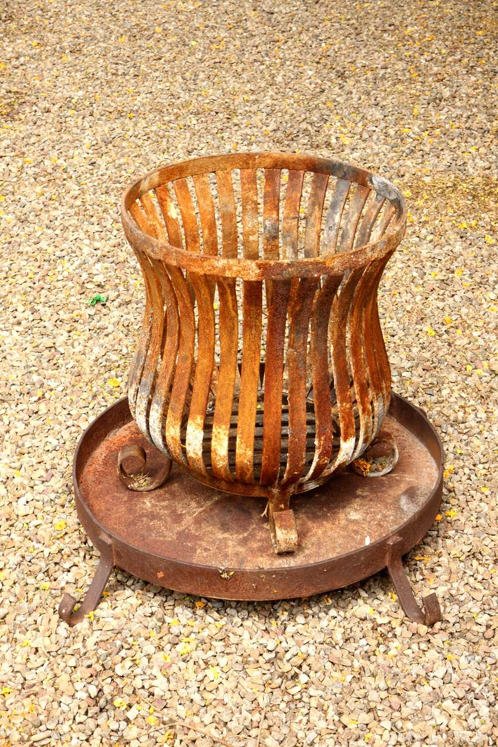 Lot 77 - A metal outdoor slatte brazier